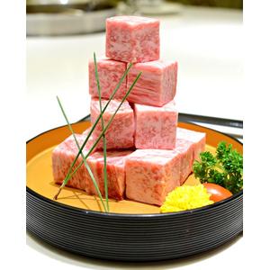 Jual SAIKORO WAGYU BEEF MELTIC CUBES STEAK 3cm x 3cm / pack - Banyak ...