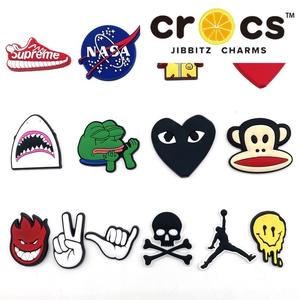 Jual Pin Sandal Crocs Hiu Supreme Love Tengkorak Jibbitz Cewek ...