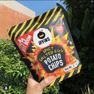 Jual HOT BOMB Irvins Fish Skin Potato Chips Salted Egg Spicy Irvin ...