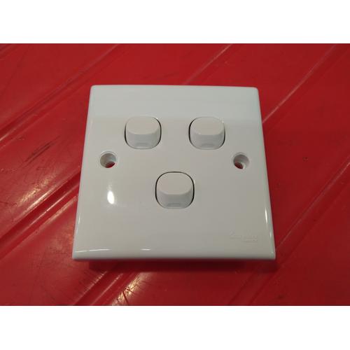 Jual Saklar 3 gang/Triple Clipsal /Schneider Classic - Jakarta Utara ...