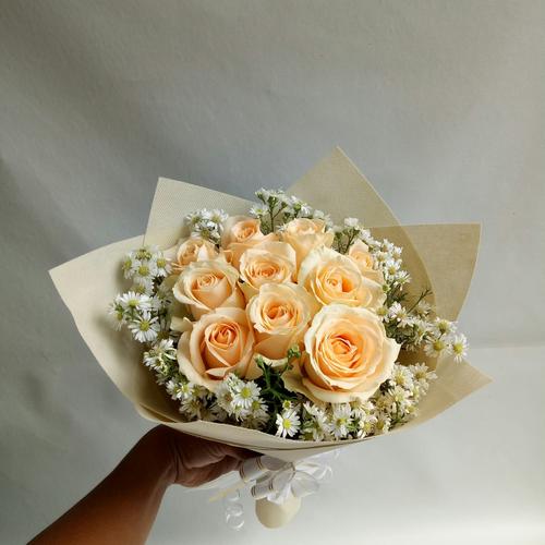 Promo Hand bouquet hadiah anniversary bunga mawar bucket kado ulang ...