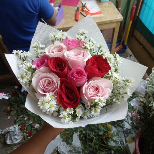 Jual Buket bunga mawar asli florist hand bouquet bucket wisuda ...