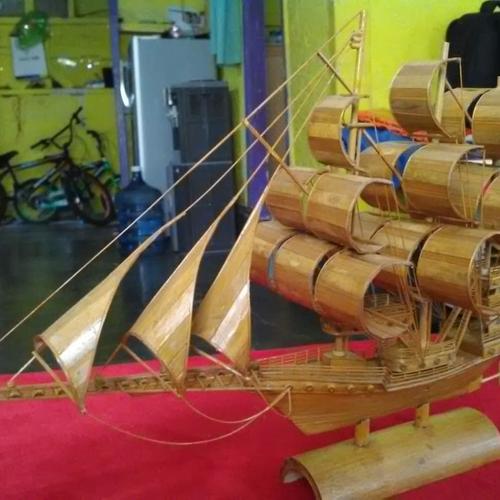 Jual miniatur perahu bambu / kapal bambu full rautan bambu - Kab ...