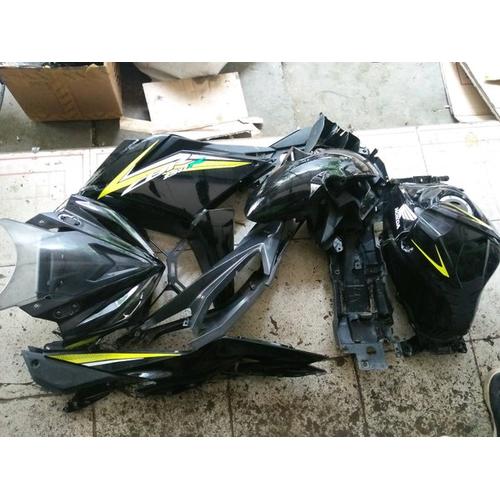 Jual full body cbr 150 r led facelift hitam strip kuning - Kab. Bantul ...