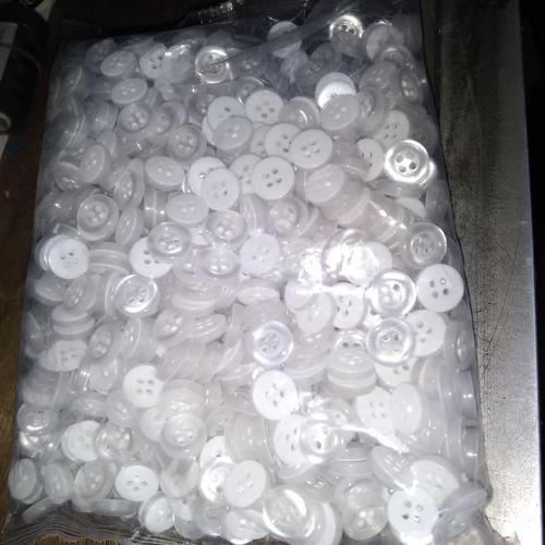 Jual kancing kemeja putih yang ukuran nya tebal 1 bungkus - Jakarta ...