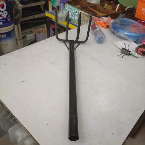 Jual Garpu tanah. garpu sampah. garpu kebun besi ulir dengan handel 50 ...