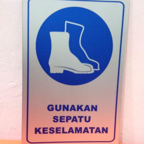Jual SIGN LABEL K 3 RAMBU SAFETY GUNAKAN SEPATU KESELAMATAN UK 10X18CM ...