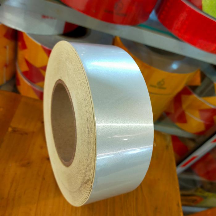 Jual Stiker Reflektif Scotlite Silver 2"x45M Lakban Nyalah Kena Sinar ...