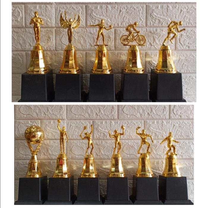 Jual PIALA FIGUR BOLA FUTSAL BASKET BADMINTON TENNIS MEJA VOLLY LARI ...