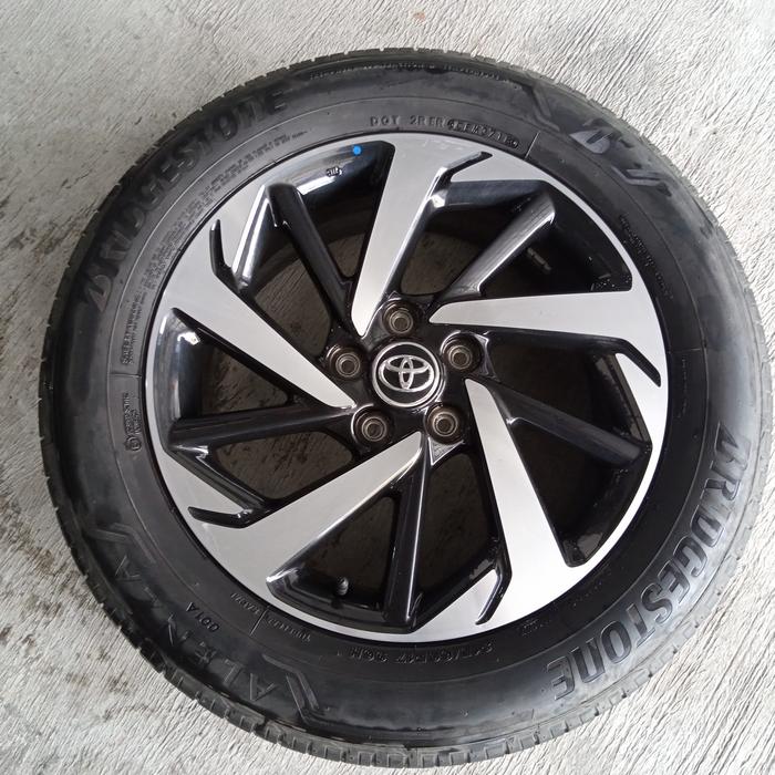 Jual paketan velg dan ban mobil bekas OEM standar Toyota Rush TRD R17 ...