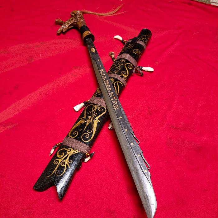 Jual Mandau tameng 2 motif tulang senjata khas dayak Kalimantan - Kab ...