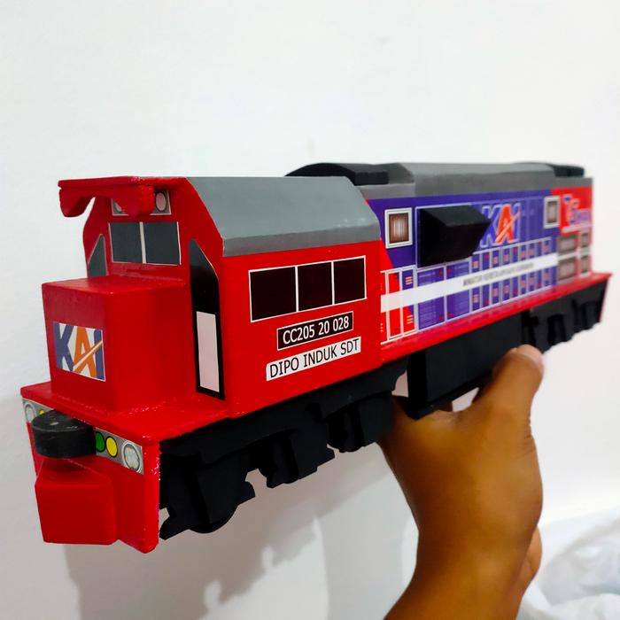 Jual Miniatur kereta api Kayu lokomotif CC205 Livery RED BLUE - Kab ...