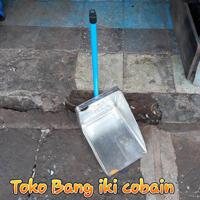 Promo Pengki Taman Tempat Sampah Bahan Kaleng Seng Gagang Kayu ...