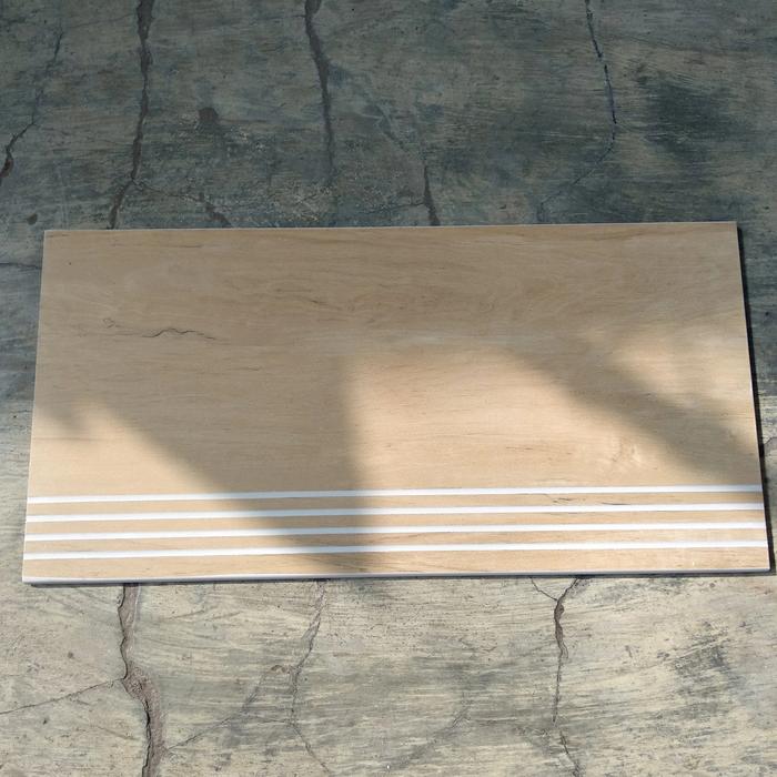 Jual granit tangga elm wood step nosing 30x60 matt doff essenza asli ...