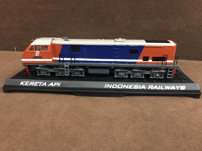 Jual Miniatur Kereta Api Lokomotif Cc 201 Merah Biru Hidung Miring Di ...
