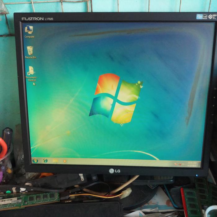 Jual Monitor lcd 17in merk LG gambar msh lumanyan minus kotor dalam ...