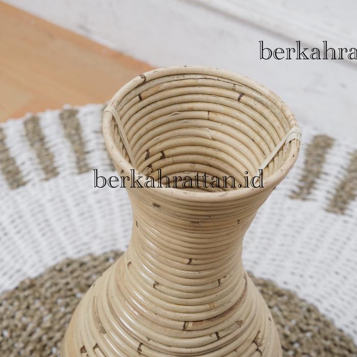 Jual Vas Bunga Rotan / Guci Rotan Sudah Finishing Mengkilap Di Seller ...