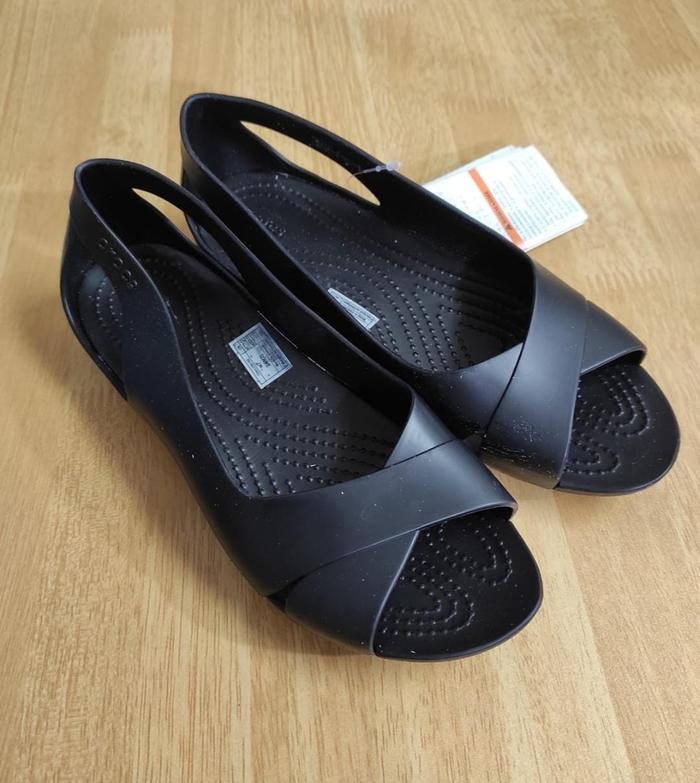 Jual Crocs Serena Flat Open Toe Shoes - Hitam, 38 - Jakarta Utara ...
