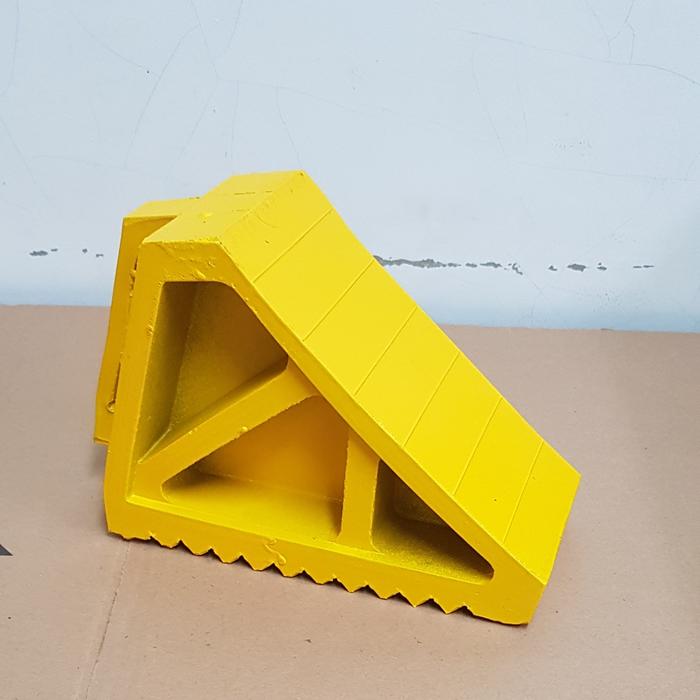 Jual Wheel Chock Yellow Kuning Ganjelan Ban Mobil Kuat 10 Ton - Jakarta ...