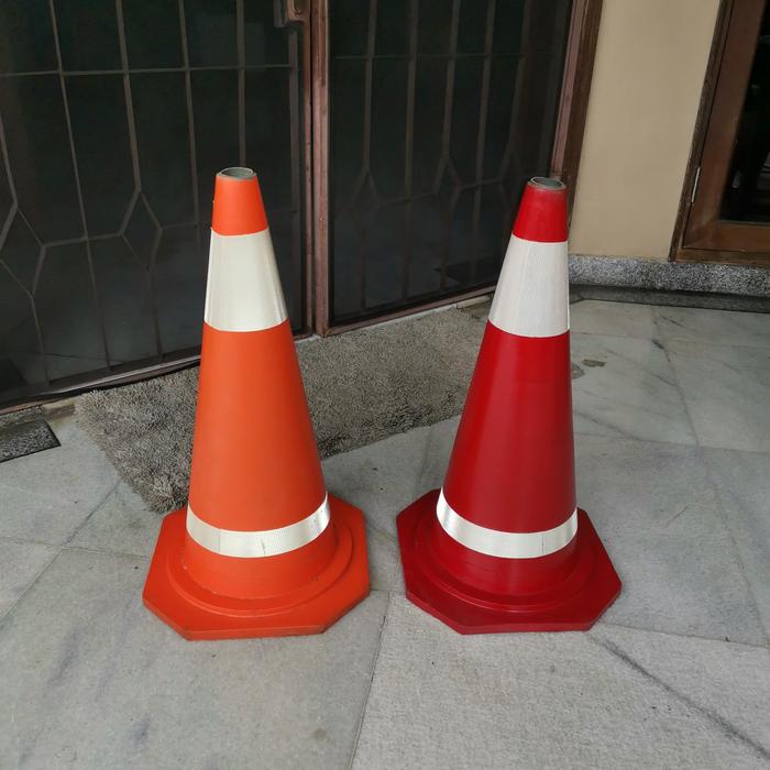 Jual Obral kerucut jalan traffic cone rubber abu2 dicat merah oranye ...