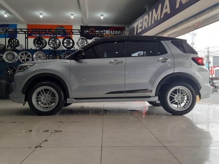 Jual tampilan toyota raize pakai velg hsr ring 17 kumamoto free ongkir ...