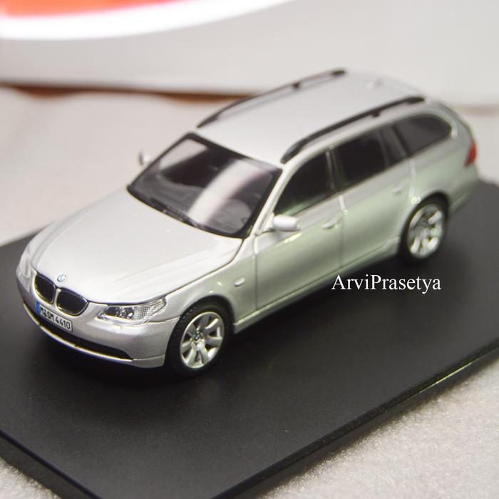 Jual Diecast BMW Seri 5 Wagon E61 Silver Touring Skala 1/43 Dealerbox ...