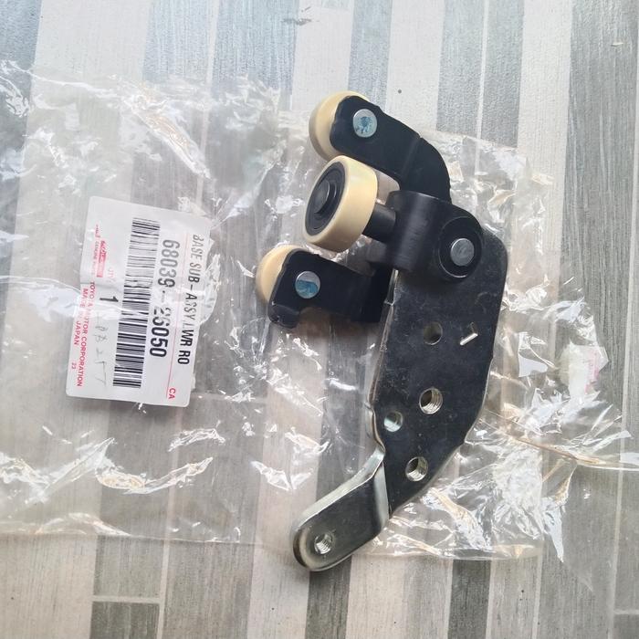 Jual Roller Roler pintu sliding bawah Toyota Hiace commuter 68039-26050 ORI - Jakarta Pusat ...