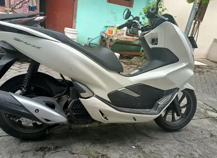 Jual DI JUAL HONDA PCX WARNA PUTIH TAHUN 2018 LOW KM (SPLIT BILL ...