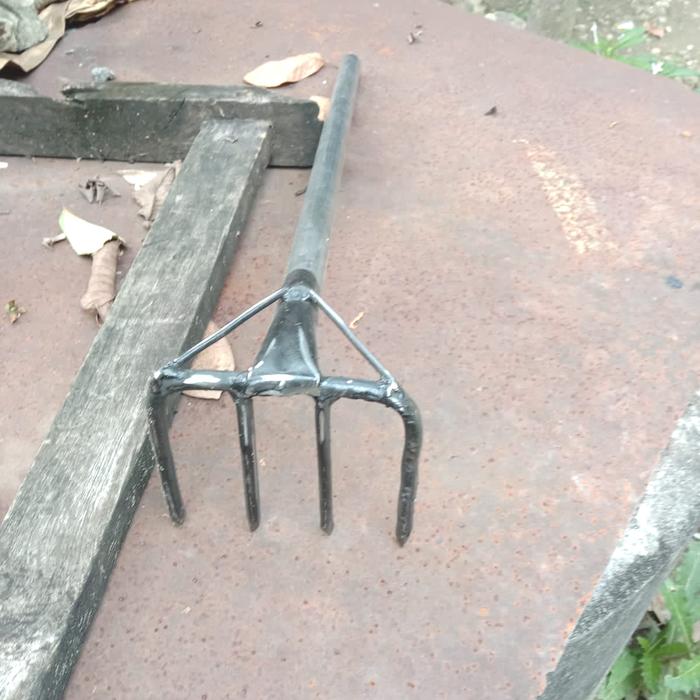 Jual cangkrang besi garukan sampah got cangkul pacul gagang 60cm ...