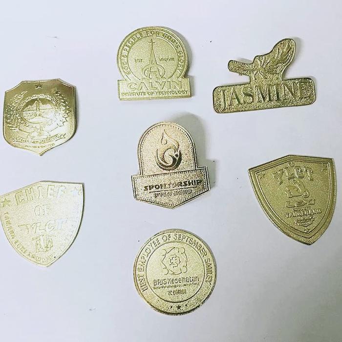 Jual pin etching kuningan / pin etching stainlees / pin peniti custom ...