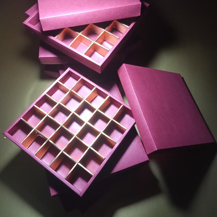 Jual hot box kotak sekat 25 praline chocolate tutup model box - Jakarta ...