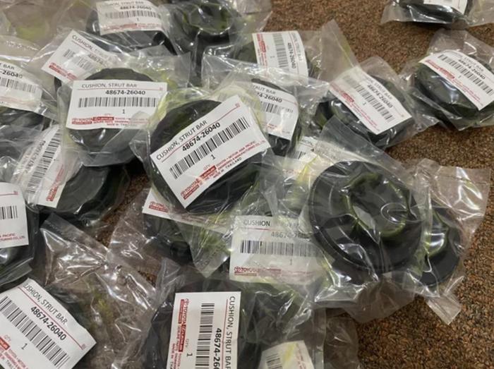 Jual karet cushion strutbar Toyota Hiace comuter 48674-26040 - Kota ...