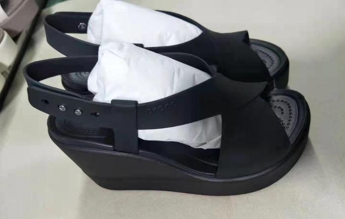Jual Crocs Brooklyn High Wedges Sandal Wanita - hitam 6cm, 36 - Jakarta ...