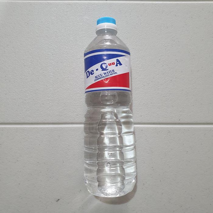 Jual Air Aki Accu De-QuuA / Air Aki Biru tambah isi ulang botol aqua ...