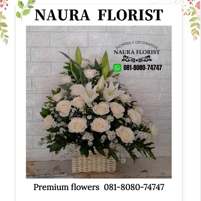 Jual rangkaian bunga meja/mawar putih/ bunga asli /bunga ultah /lili ...
