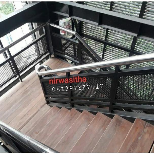 Jual Tangga Kayu rangka Baja Custom Jati Merbau Ulin Bengkirai ...