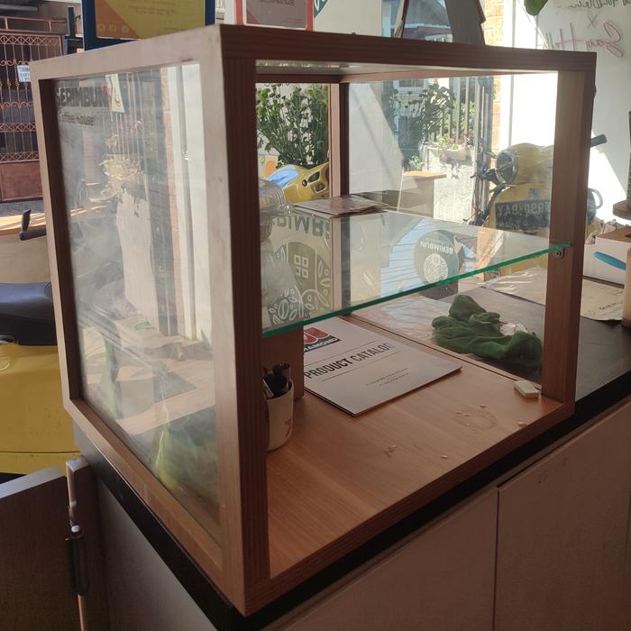 Jual Box show case dari bahan kayu dan kaca display untuk cafe ...