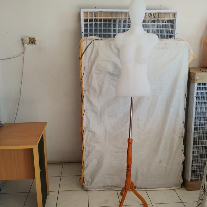 Jual Manekin Torso Wanita Setengah Badan Bening dengan Kaki Besi ...