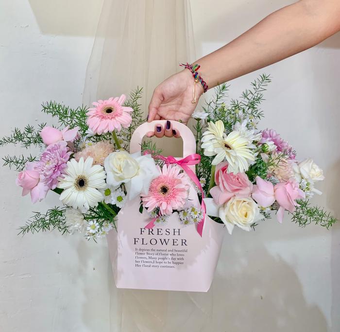 Jual Hand Held Flower Box - Bunga Asli Valentine Wisuda - Bunga segar ...