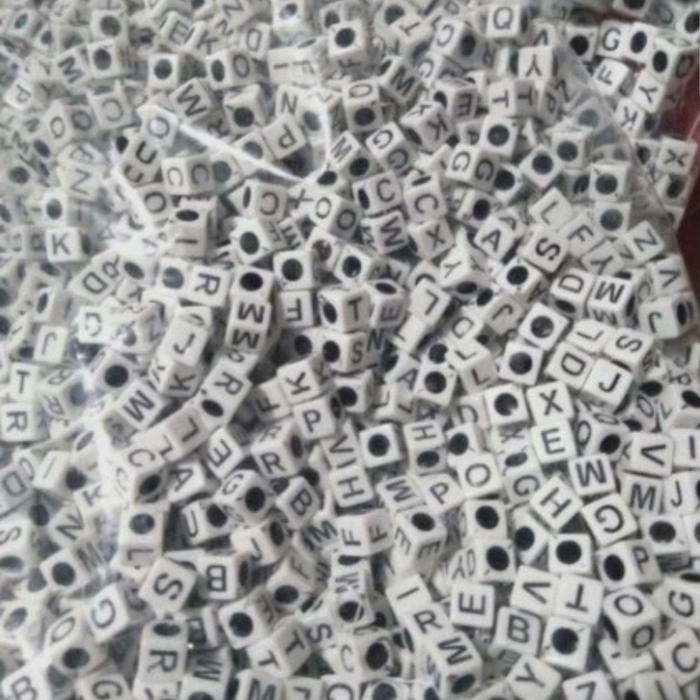 Jual 1 Pon Mote Motif Kubus Dengan Tulisan Huruf Ukuran 6mm Warna putih ...