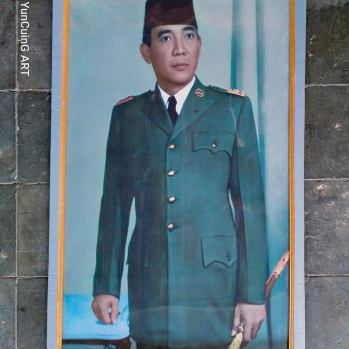 Jual hiasan dinding lukisan cetak Ir Soekarno plus bingkai ukuran 85*55 ...