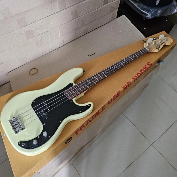 Jual Bass fender precision custom new - crem neck hitam, Packing kayu ...