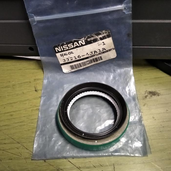 Jual SEAL TRANSFER CASE OUTPUT SHAFT NISSAN NAVARA D23 33216-4JA1A ...