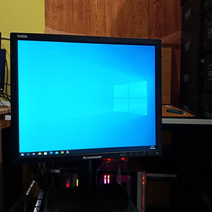 Jual MONITOR LENOVO THINKVISION 19 INCH KOTAK KAKI NAIK TURUN BISA ...
