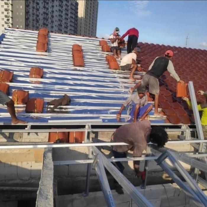 Jual bongkar atap lama ganti rangka baja ringan atap genteng kramik ...