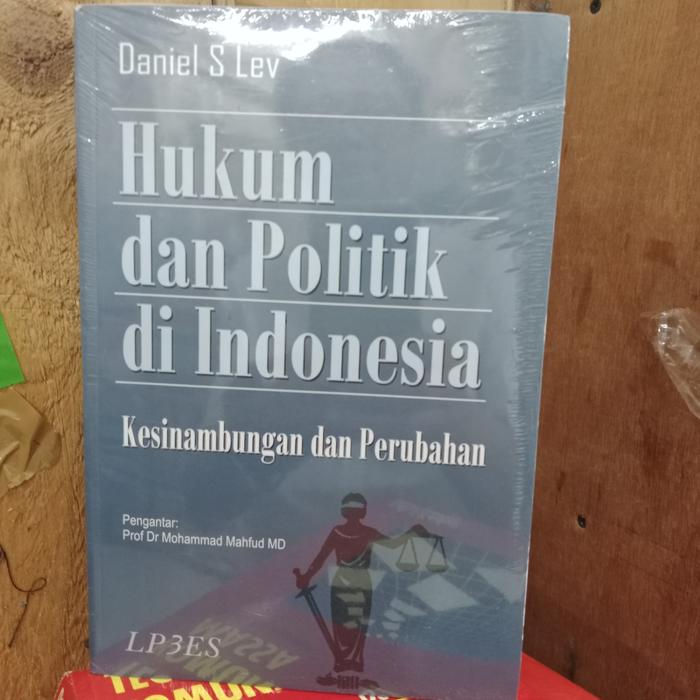 Jual HUKUM dan Politik di Indonesia kesinambungan & Perubahan Daniel S ...