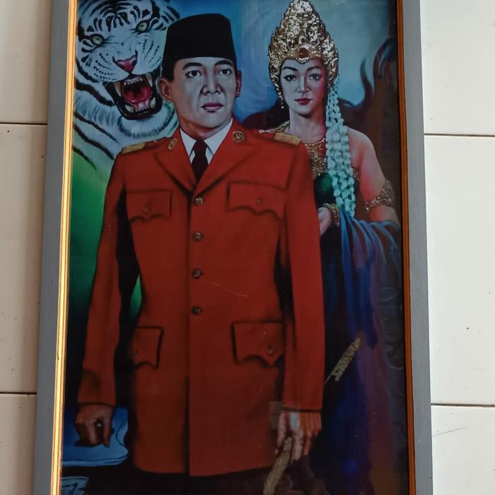 Jual hiasan dinding Soekarno dan ratu selatan plus bingkai ukuran 85*55 ...