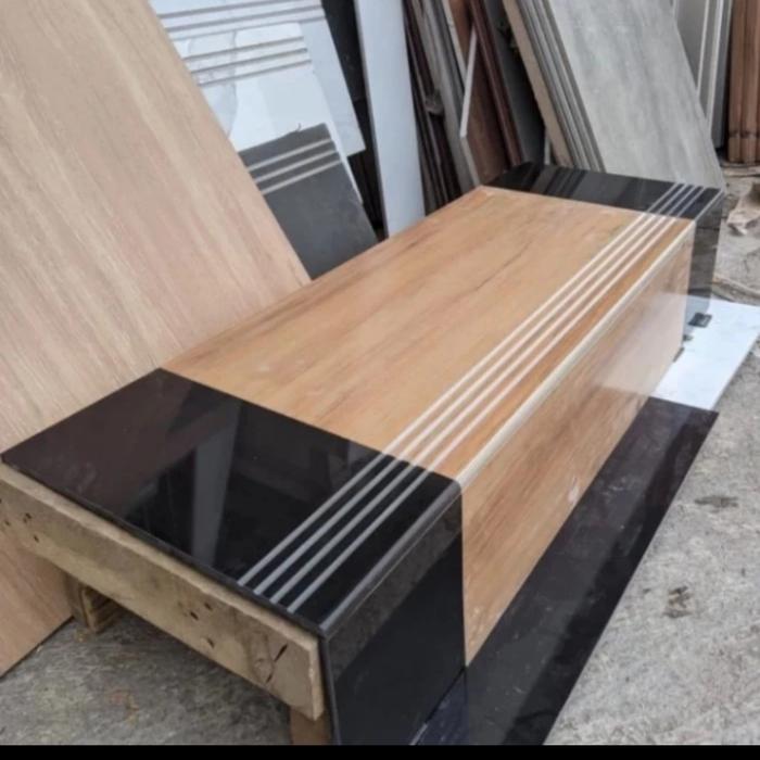 Jual Granit Keramik Tangga Motif Kayu Kombinasi 30x90+20x90 1 Set - Kab ...