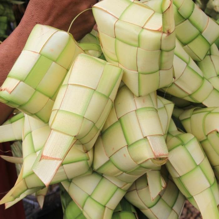 Jual Daun Kelapa Ketupat Anyaman Lebaran Kulit Janur isi 10pcs Cangkang ...