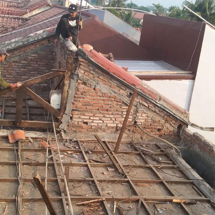 Jual bongkar atap kayu lama di ganti rangka baja ringan atap genteng ...